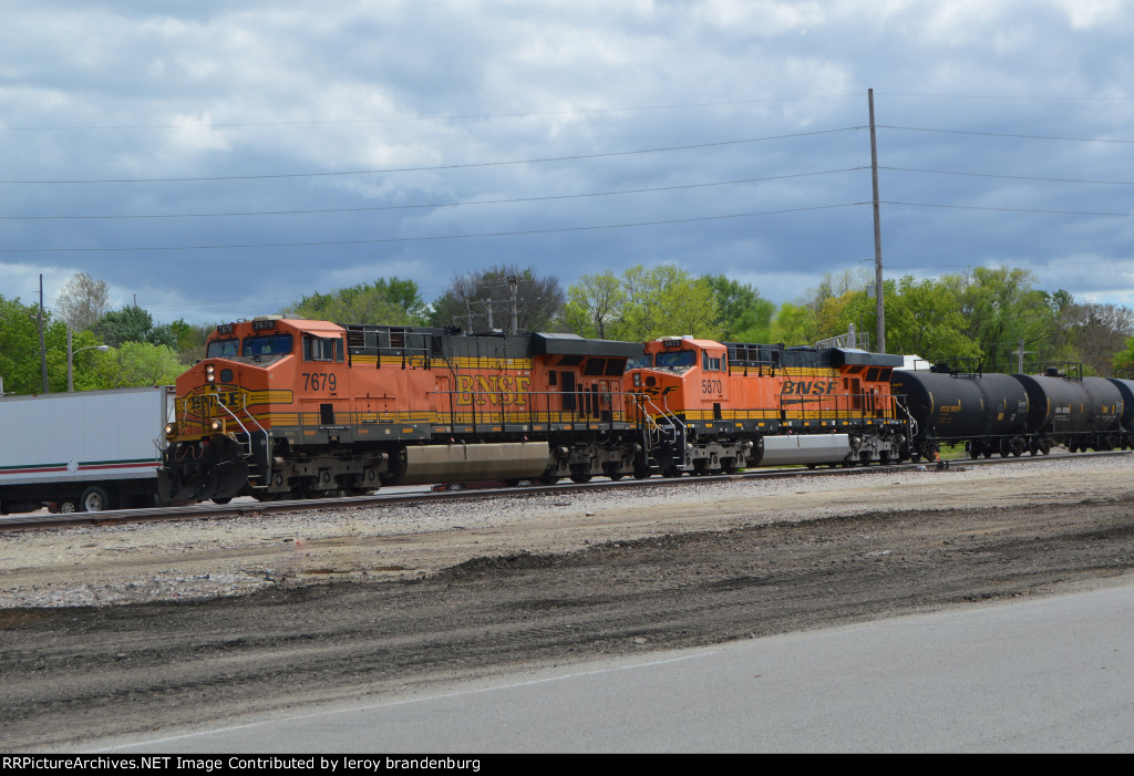 BNSF 7679 with a northbound empty oil train